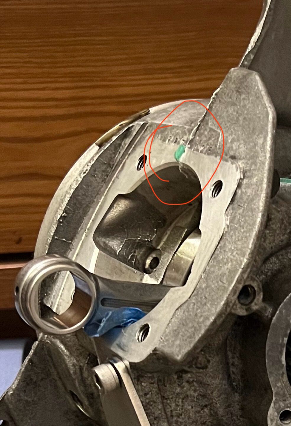 Modern Vespa : Leak....cylinder to cases