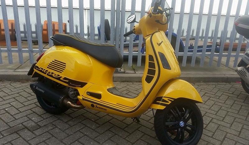 Modern Vespa : Rick,s 300 super Sport