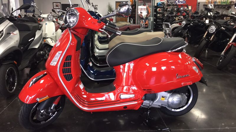 Modern Vespa : Red GTS300 returns