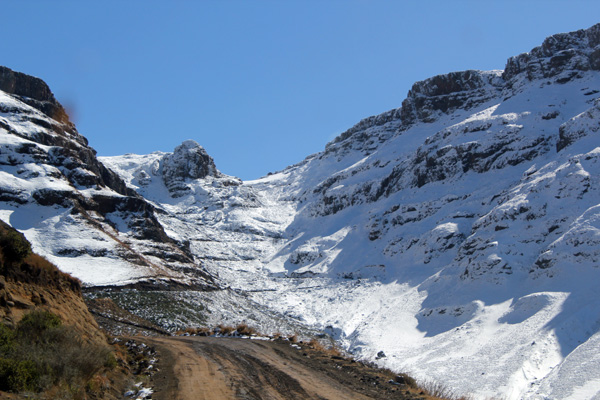 Modern Vespa : Vespa conquers Sani Pass and the Roof of Africa