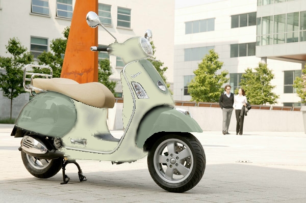 Modern Vespa : Intro, and classic two-tone on GTS