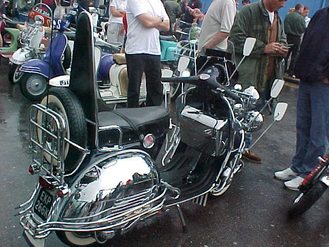Modern Vespa : Intro, and classic two-tone on GTS