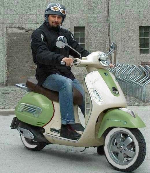 Modern Vespa : Intro, and classic two-tone on GTS