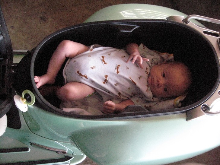 Modern Vespa : Vespa delivers baby!!