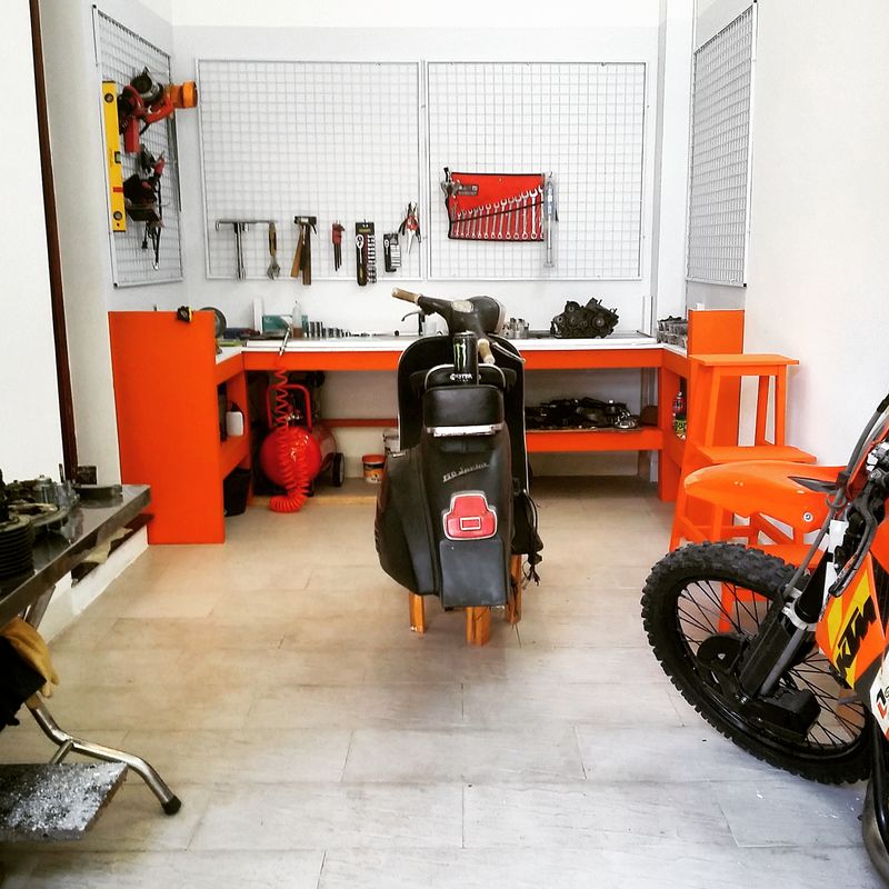 Modern Vespa : largeframe 1967 sprint restoration