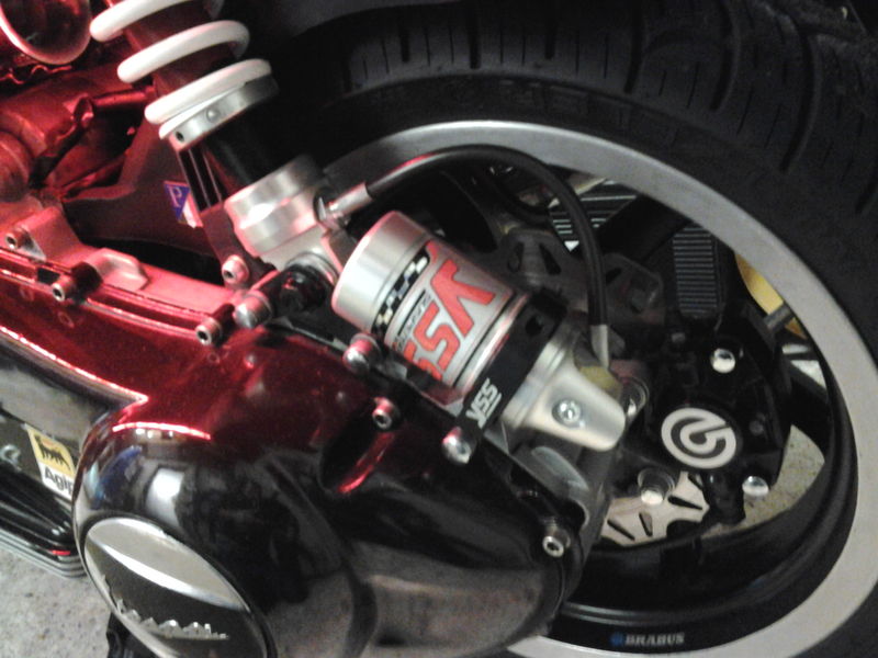 Modern Vespa : Aftermarket shocks