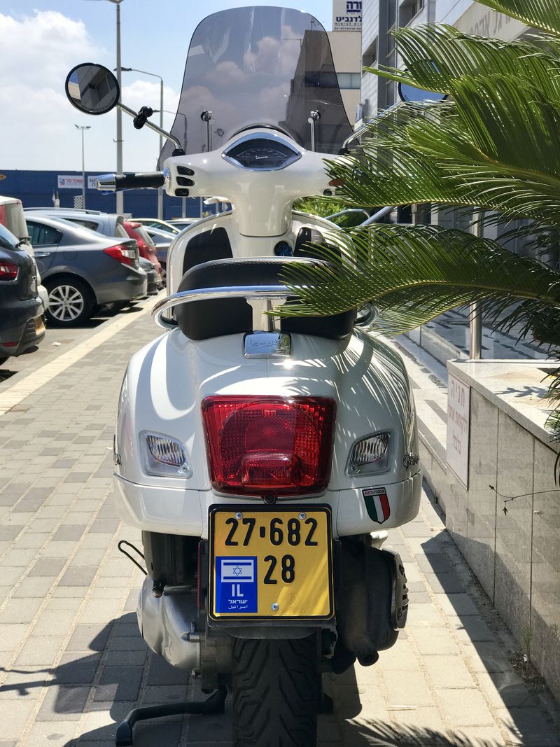 Modern Vespa : License plate size reduced! Yeehaa