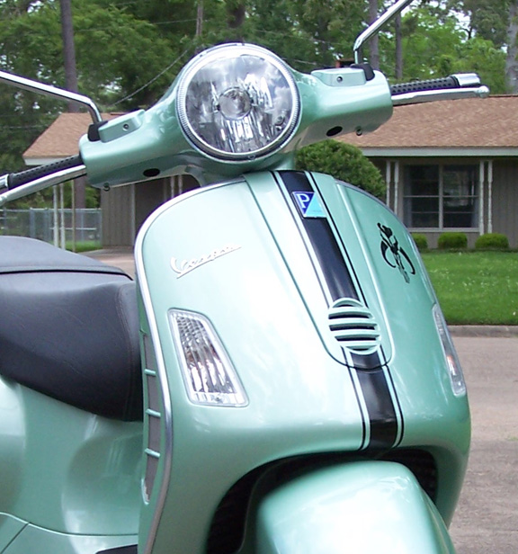 Modern Vespa : Stripes on Vespas