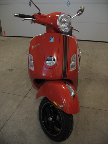 Modern Vespa : GTS reflective racing stripes
