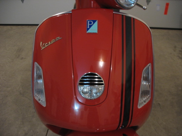 Modern Vespa : GTS reflective racing stripes
