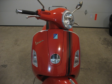 Modern Vespa : GTS reflective racing stripes