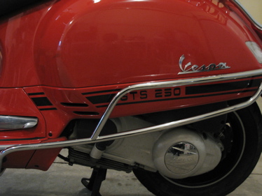 Modern Vespa : GTS reflective racing stripes