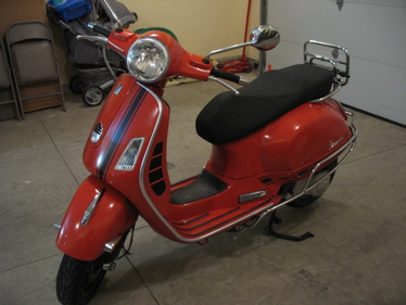 Modern Vespa : GTS reflective racing stripes