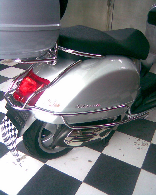 Modern Vespa : show us your gts scooters with the rear crash bars on.