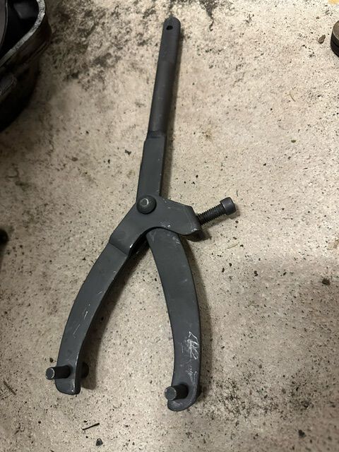 Modern Vespa : Tips on using the variator fixing tool?