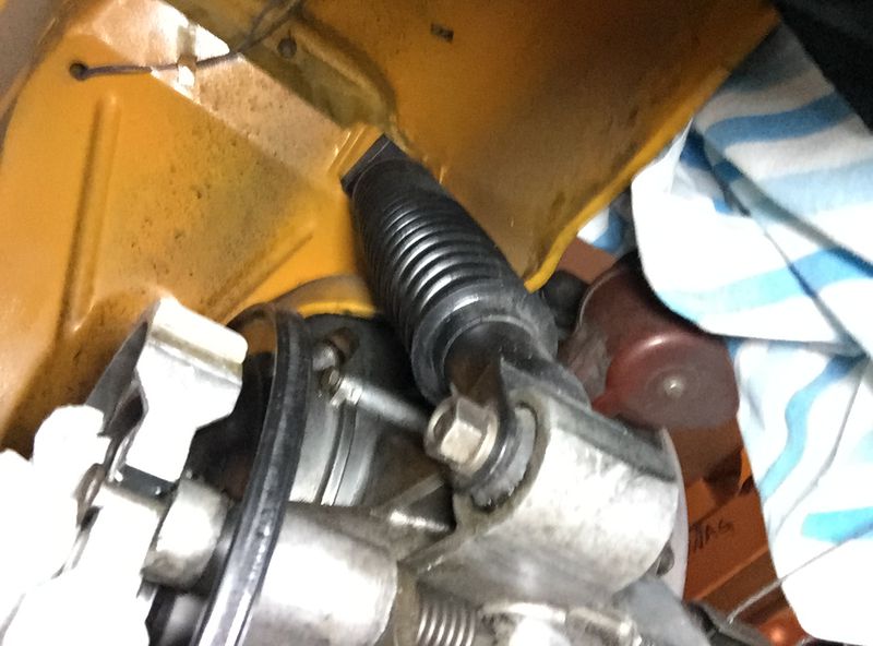 Modern Vespa : Rear shock mounting.