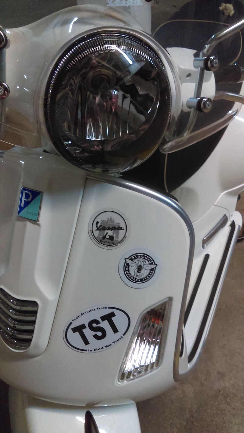 Modern Vespa : Free TST stickers!