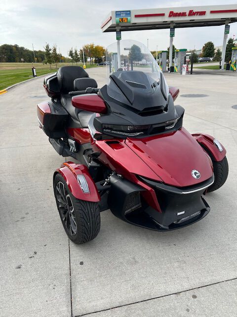 Modern Vespa : Moving to a CanAm Spyder