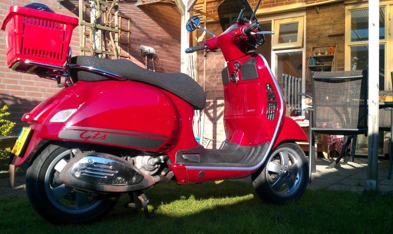 Modern Vespa : Rear Bicycle basket
