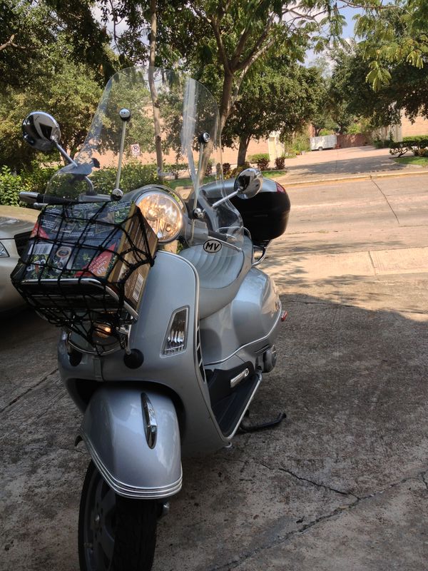 Modern Vespa : Interesting front fender mod.
