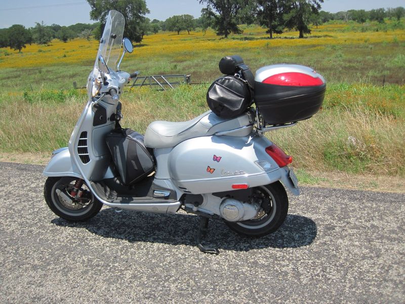 Modern Vespa : Interesting front fender mod.