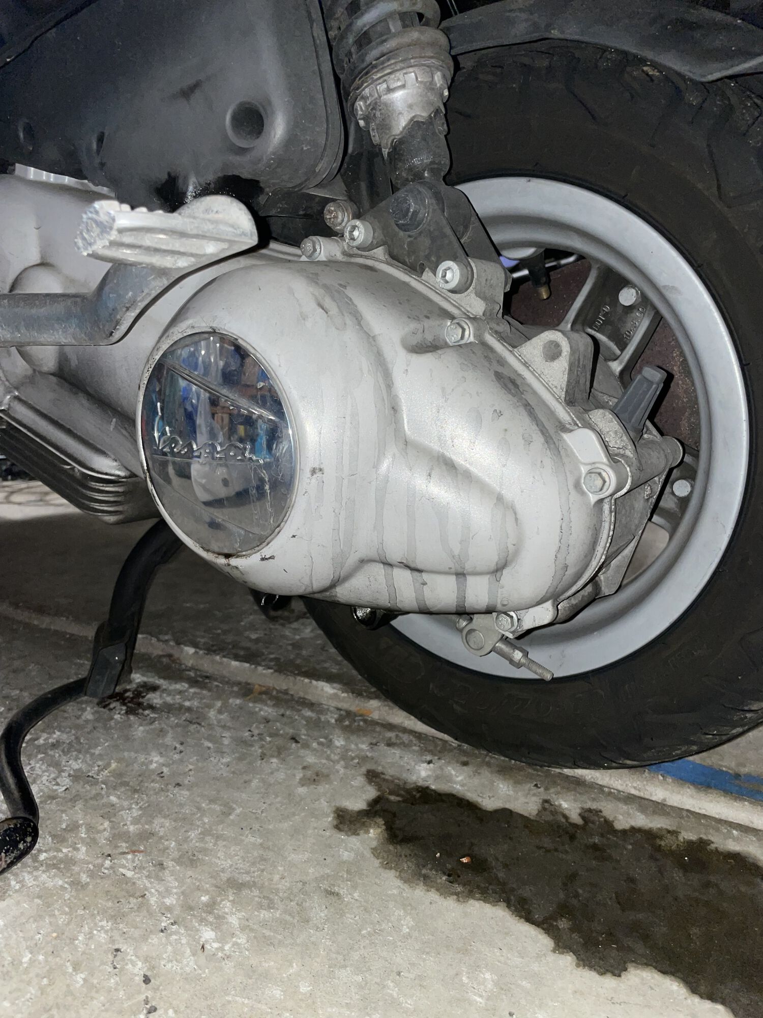 Modern Vespa : First Wipe Out. Oil Now Leaking