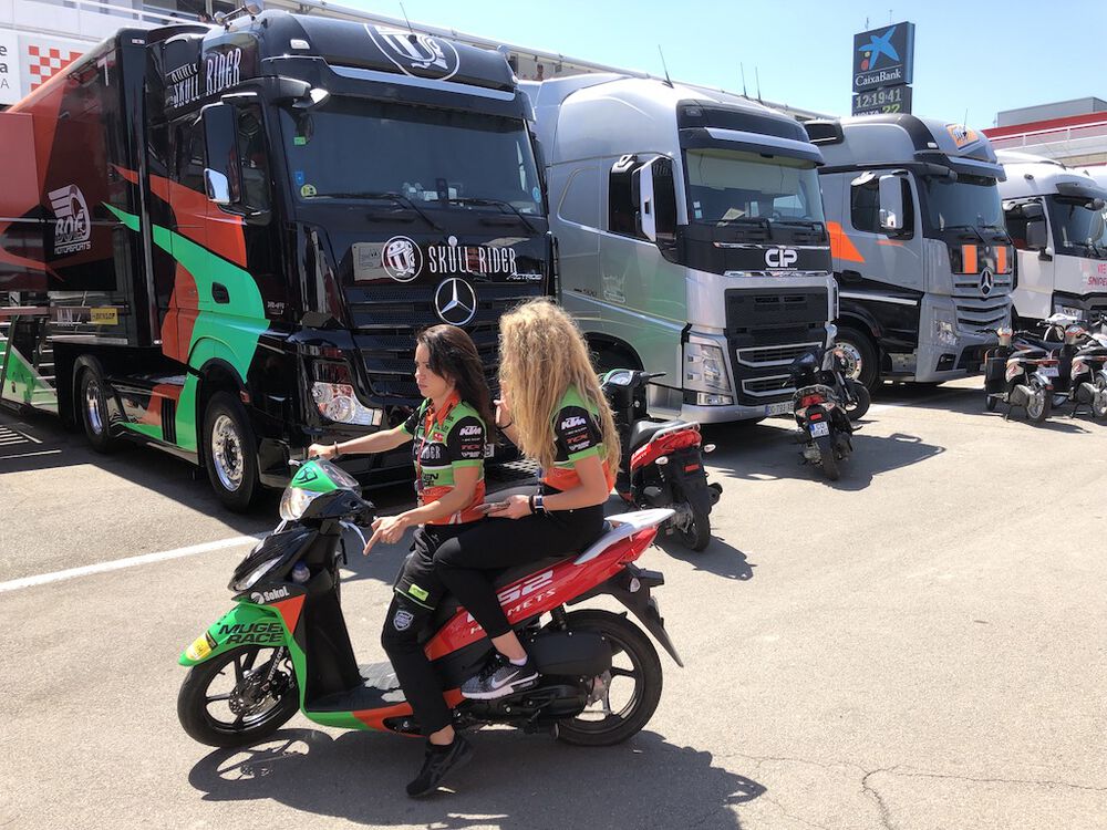 Modern Vespa : Scooters of Porto