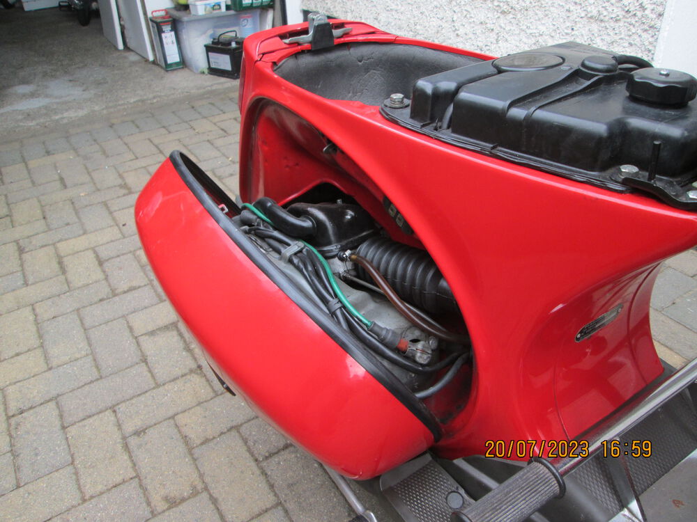 Modern Vespa : Cosa side panel removal