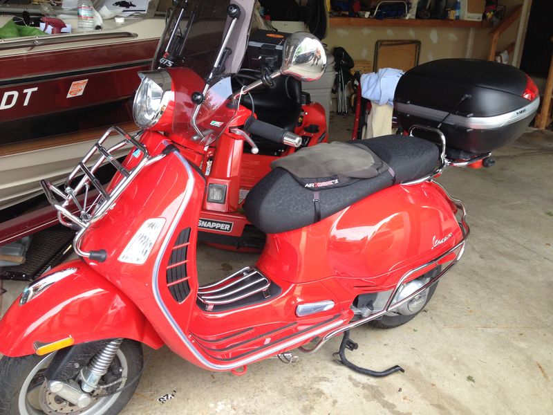 Modern Vespa : GTS Floor Rack
