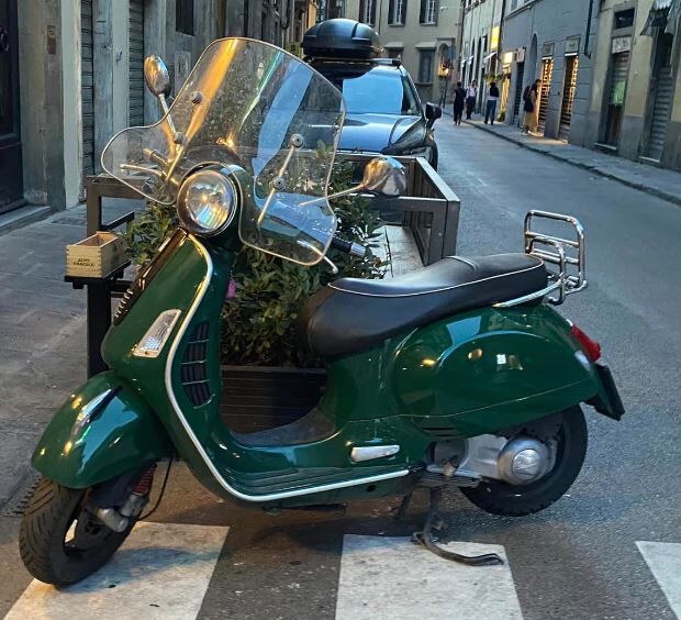 Modern Vespa : Riding the Amalfi Coast