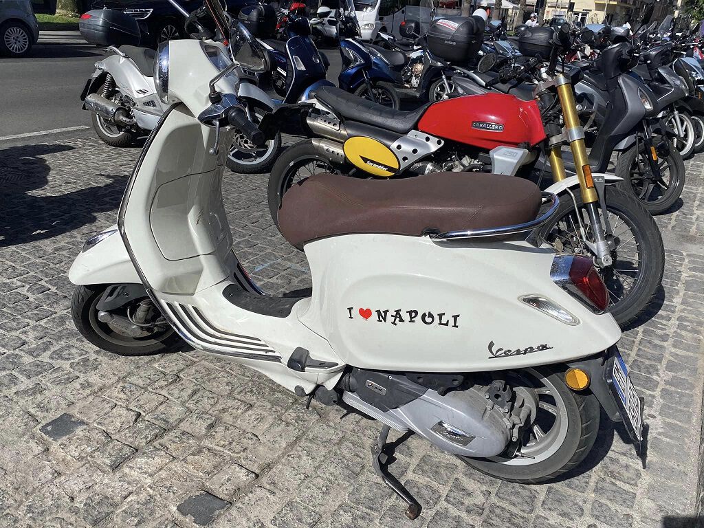 Modern Vespa : Riding the Amalfi Coast