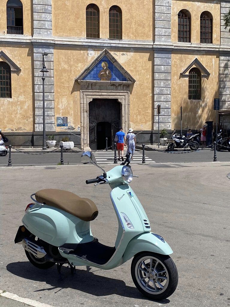 Modern Vespa : Riding the Amalfi Coast