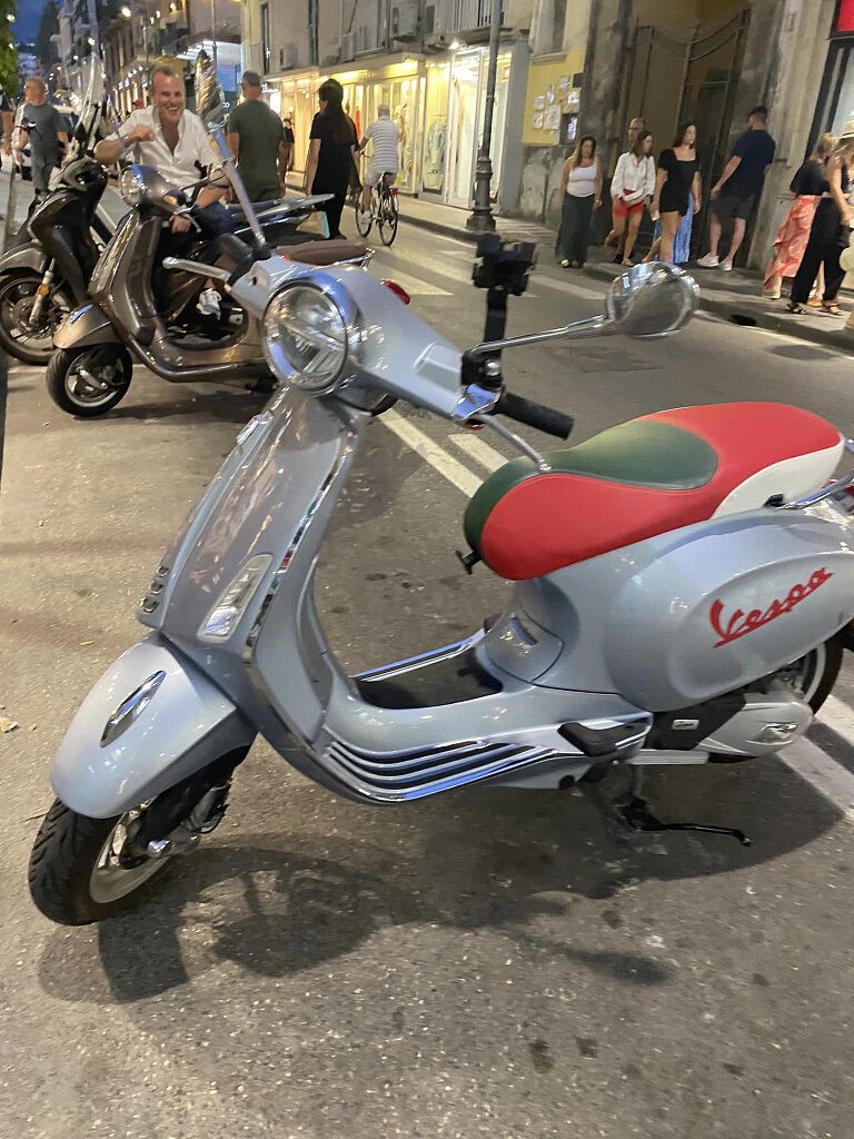 Modern Vespa : Riding the Amalfi Coast