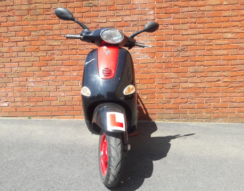 Modern Vespa : [Exeter, England, United Kingdom] 2004 Vespa ET4 125cc