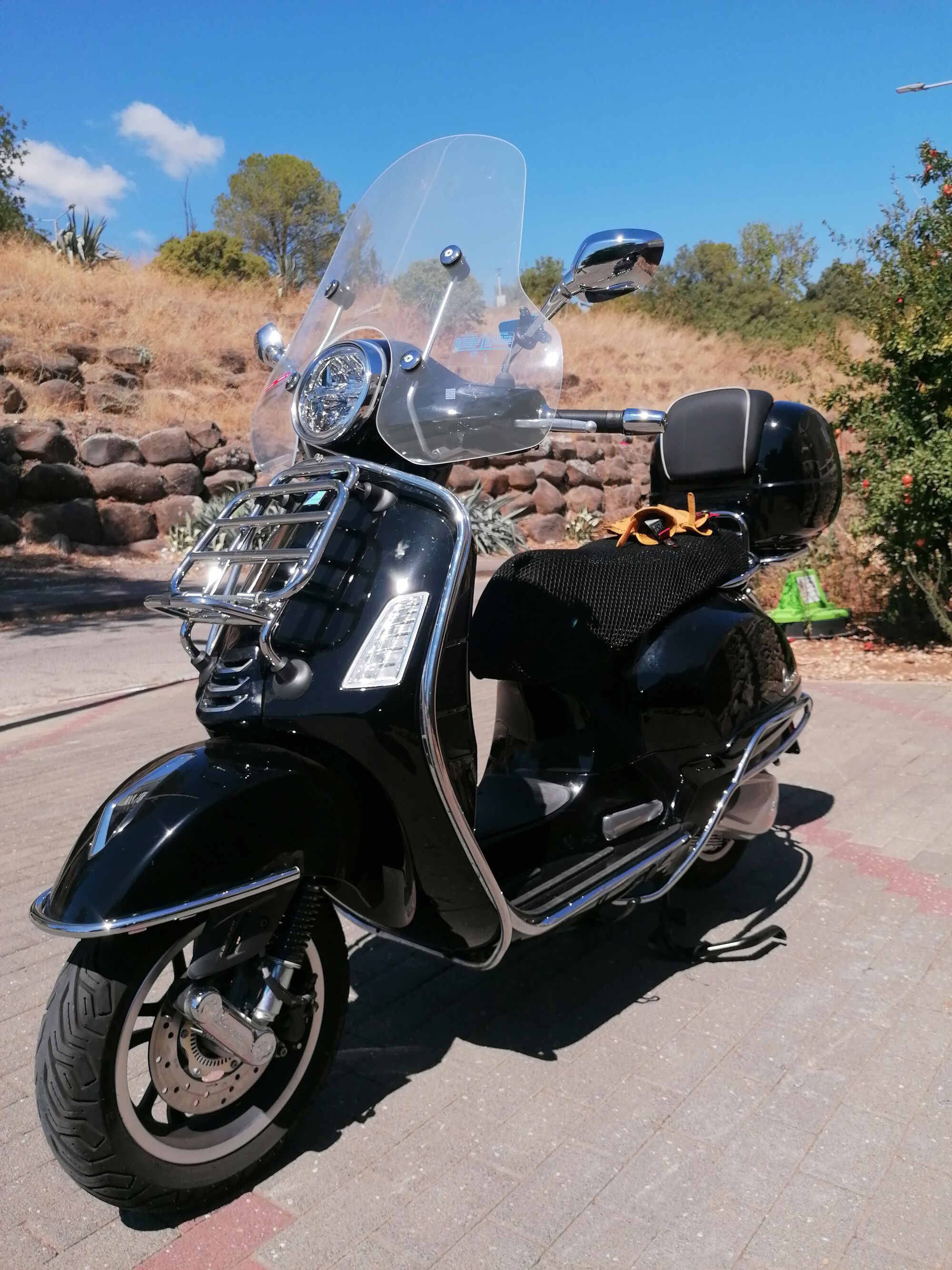 Modern Vespa : front crash bar and front trunk