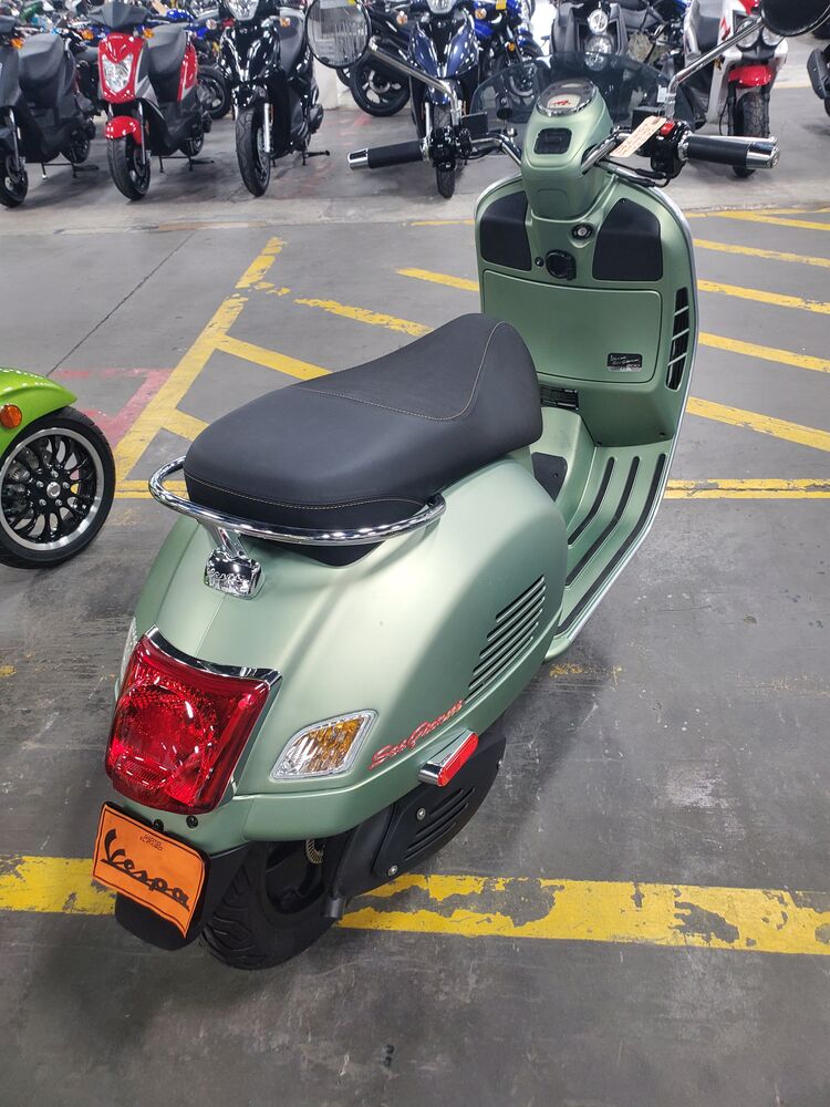 Modern Vespa : New Sei Giorni