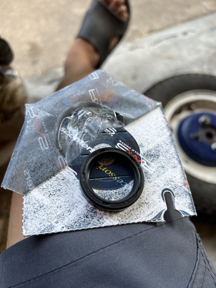 Modern Vespa : vbb rear wheel oil leaking, i'm lost