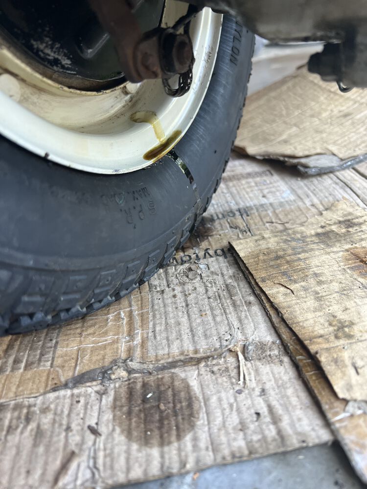 Modern Vespa : vbb rear wheel oil leaking, i'm lost
