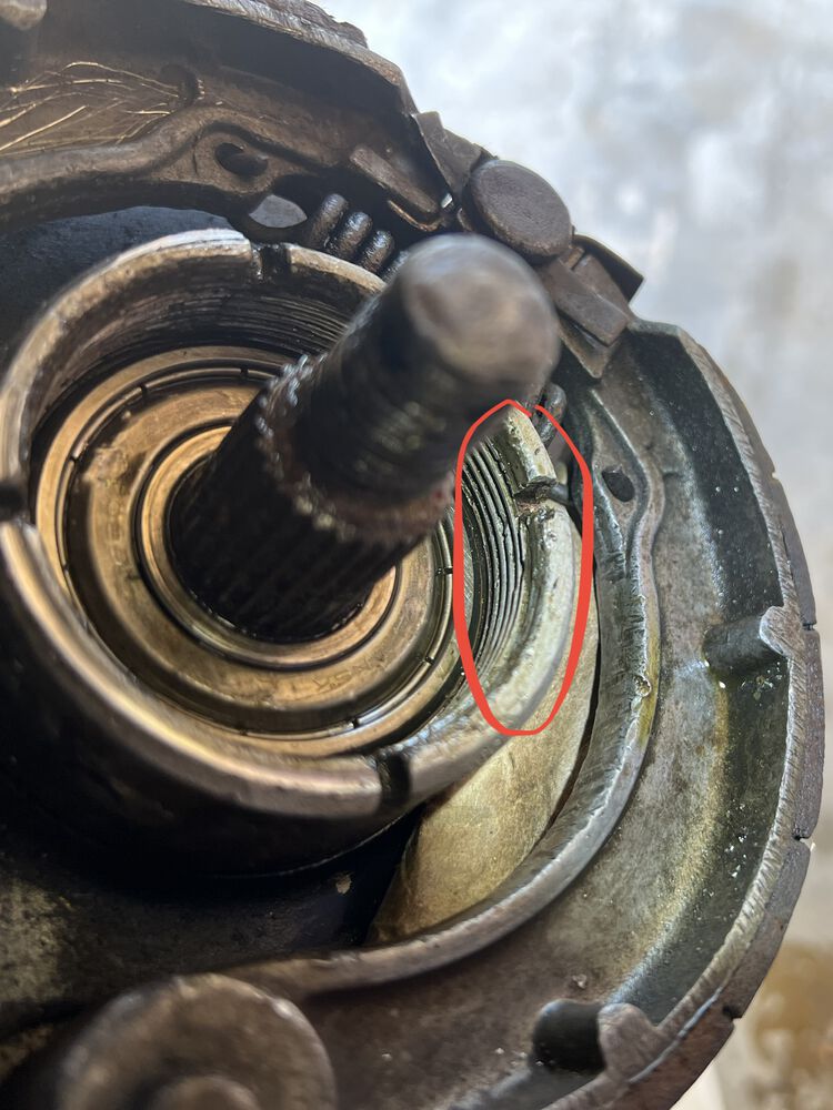 Modern Vespa : vbb rear wheel oil leaking, i'm lost