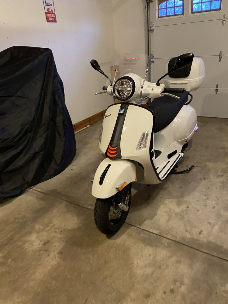 Modern Vespa : Flyscreen on new gts300 does not fit
