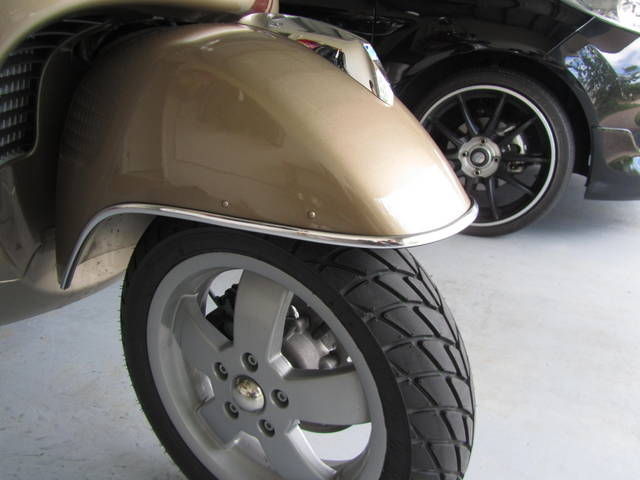 Modern Vespa : Chrome moulding strip on a GTS (Thanks to Witch)