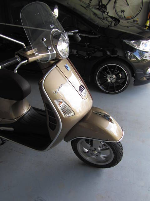 Modern Vespa : Chrome moulding strip on a GTS (Thanks to Witch)