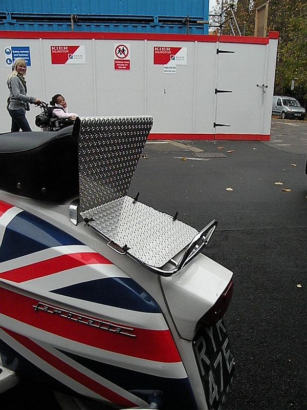 Modern Vespa : I think I just invented a quick release tote bag.