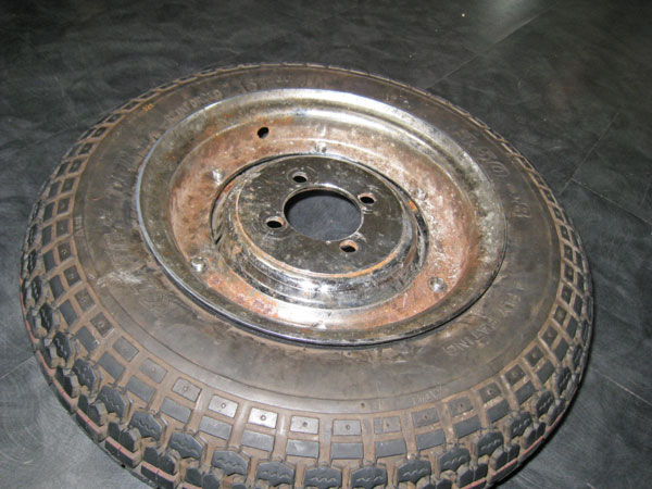 Modern Vespa : Changing a tire on vintage style rim?