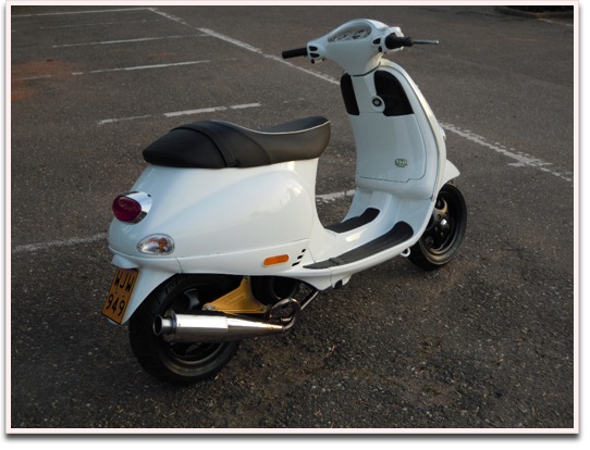 Modern Vespa : Anybody got a pic of an ET4 without the rear rack???