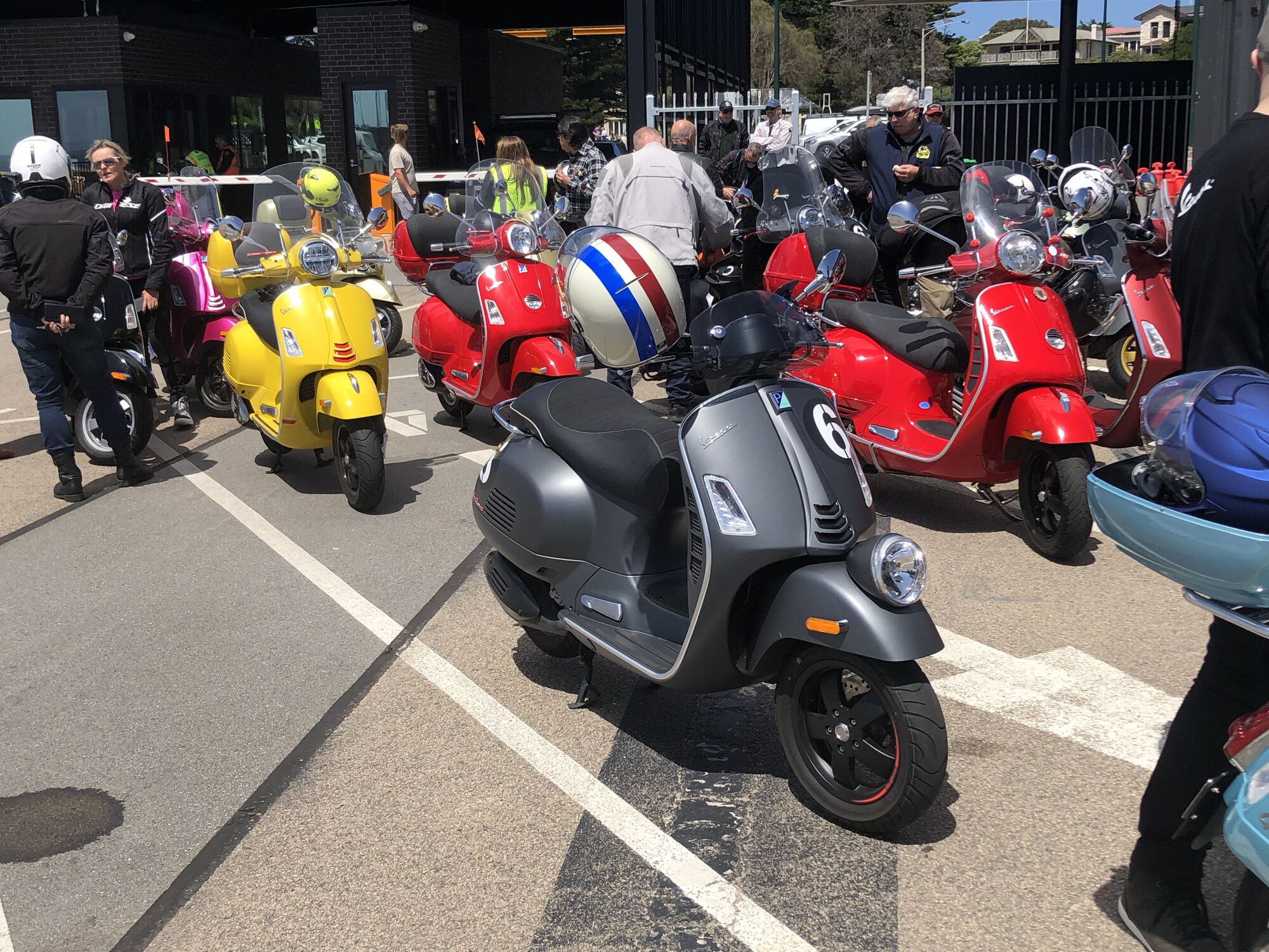 Modern Vespa : Share Pictures of Your Beloved Vespas Here
