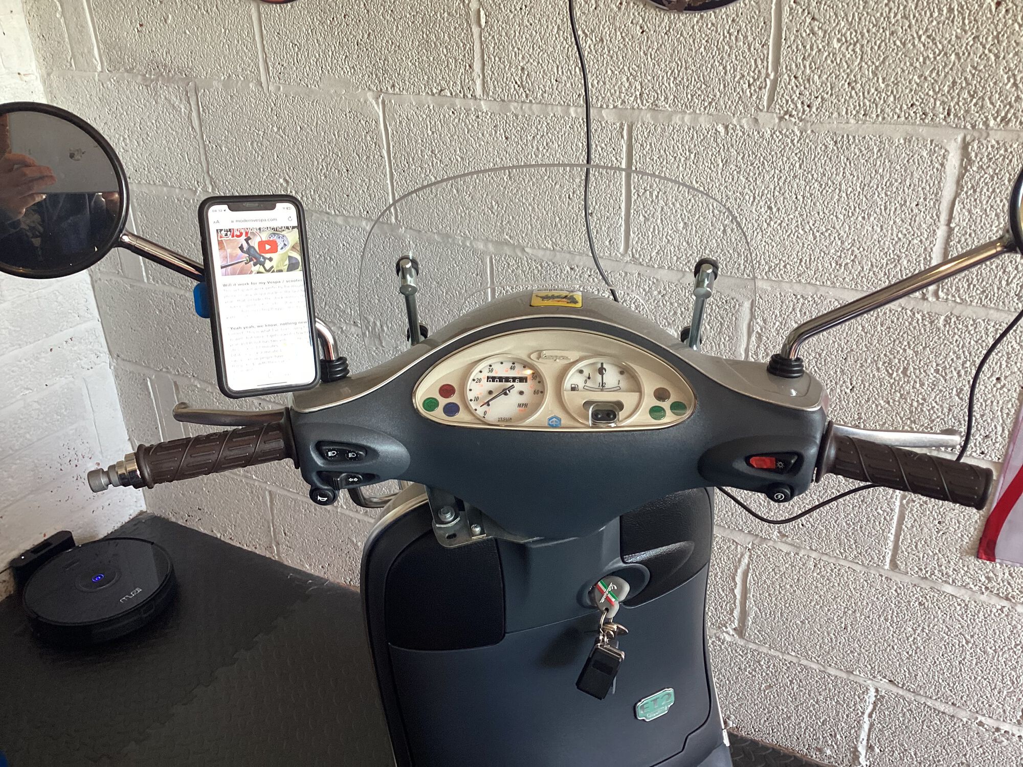 Modern Vespa : How to mount a phone to a Vespa