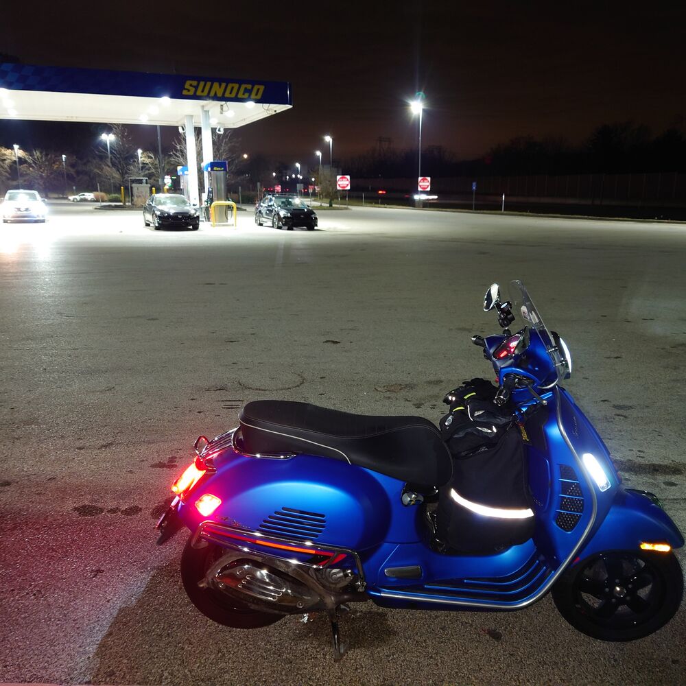 Modern Vespa : night riding