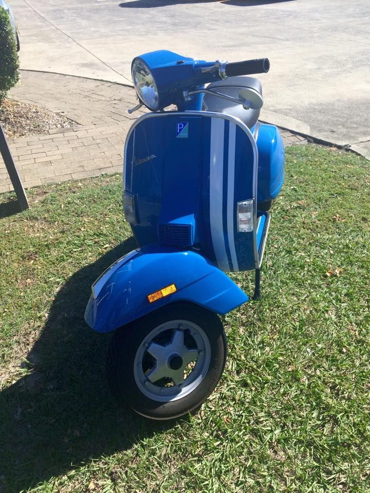 Modern Vespa : Cool mirror mounts