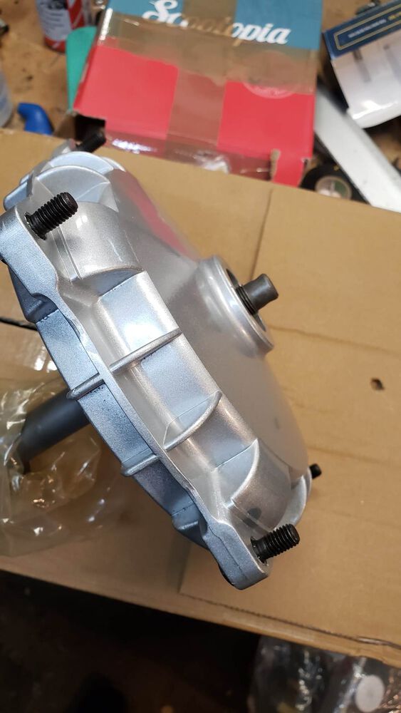 Modern Vespa : Scootopia rear hub